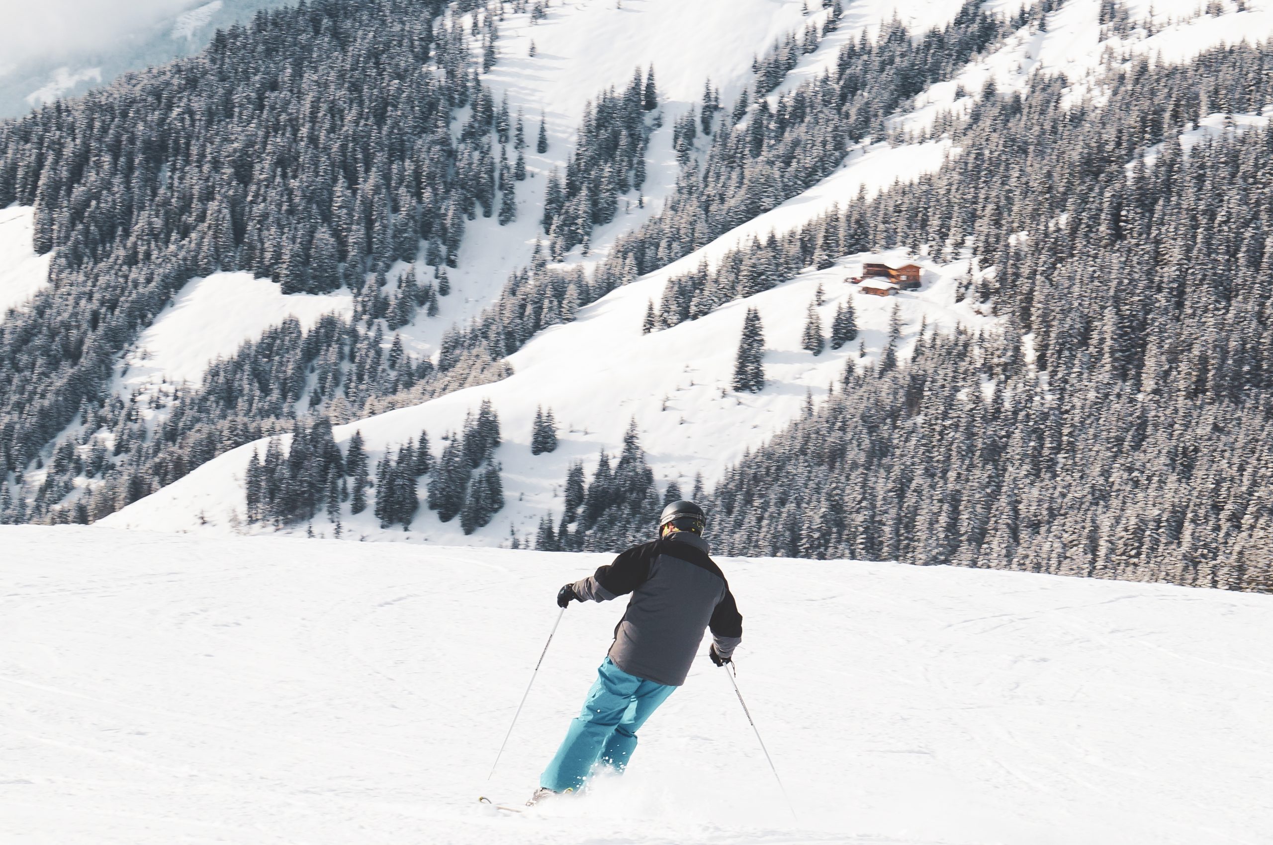 Getting to the mountains made easy with Ski Transfers - The Hill Ski Centre